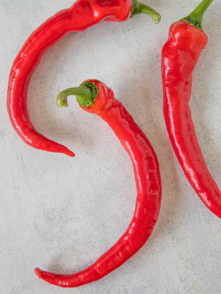 Medium Chili Peppers - list of chili peppers and their heat levels ...
