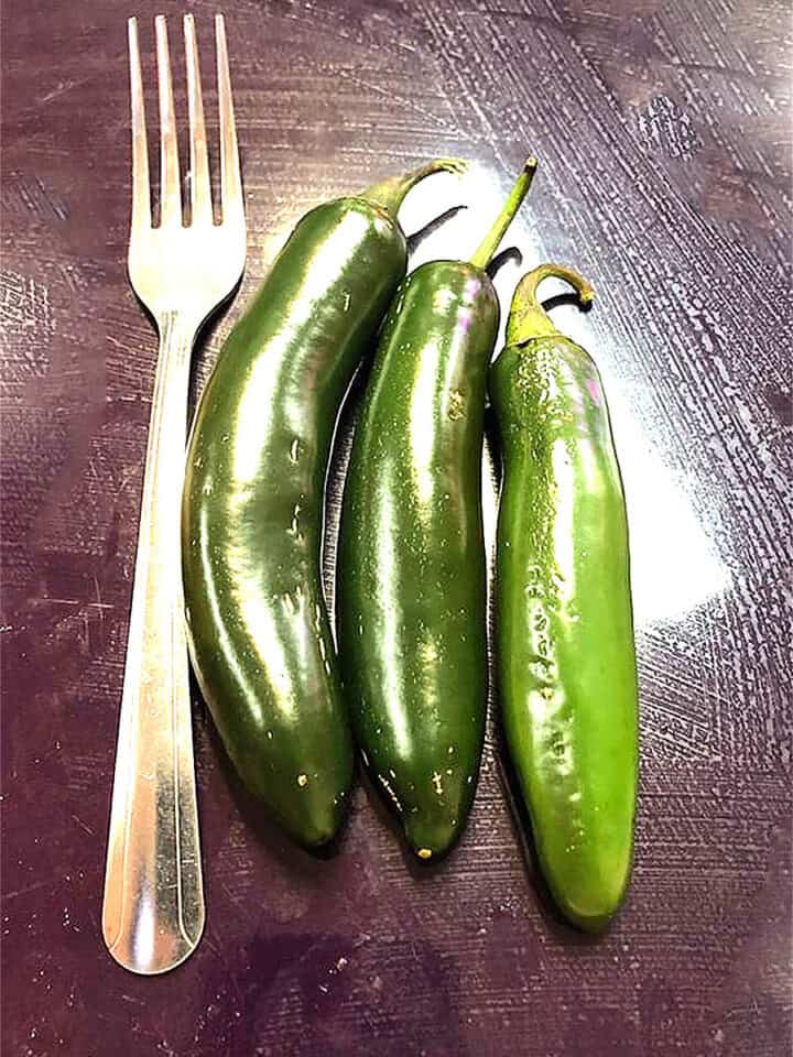 Medium Chili Peppers - list of chili peppers and their heat levels ...